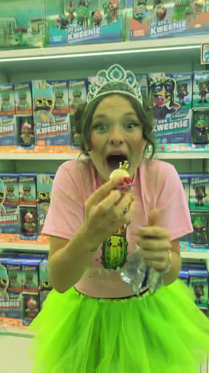 Am I the Kween of Pickles?! Thanks so | Zoe Colletti (@zoecolletti)