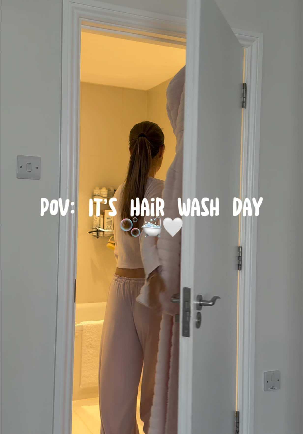 hair wash day 🫧🛁💖 products used: | Lidia Mera (@lidiavmera)