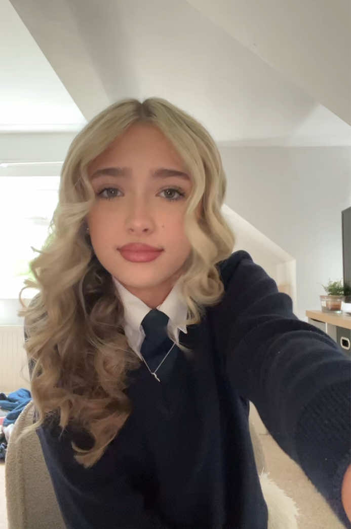 4.93K hearts, 28 shares | 𝐏𝐡𝐨𝐞𝐛𝐞 (@phoebelouisexx)