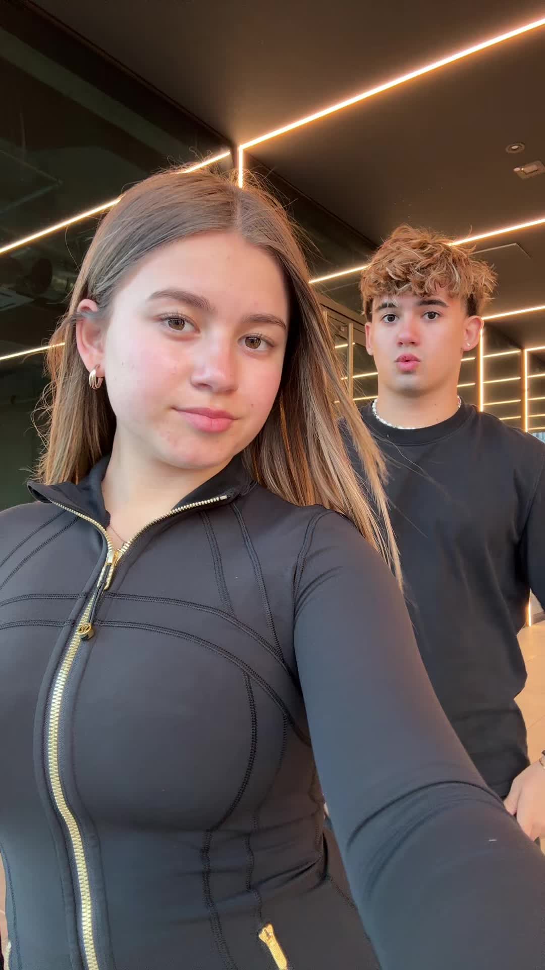 aleyna (@aleynamovezz) - Urlebird