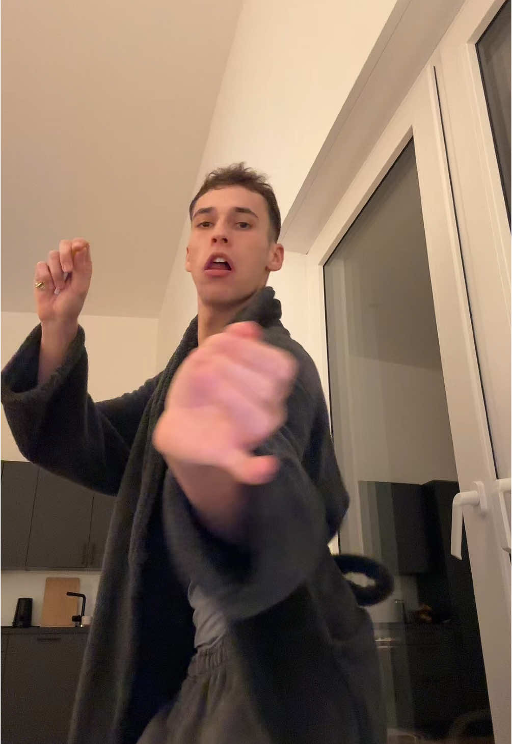 Kush është kjo divë? | Altin Os (@altinbubba)