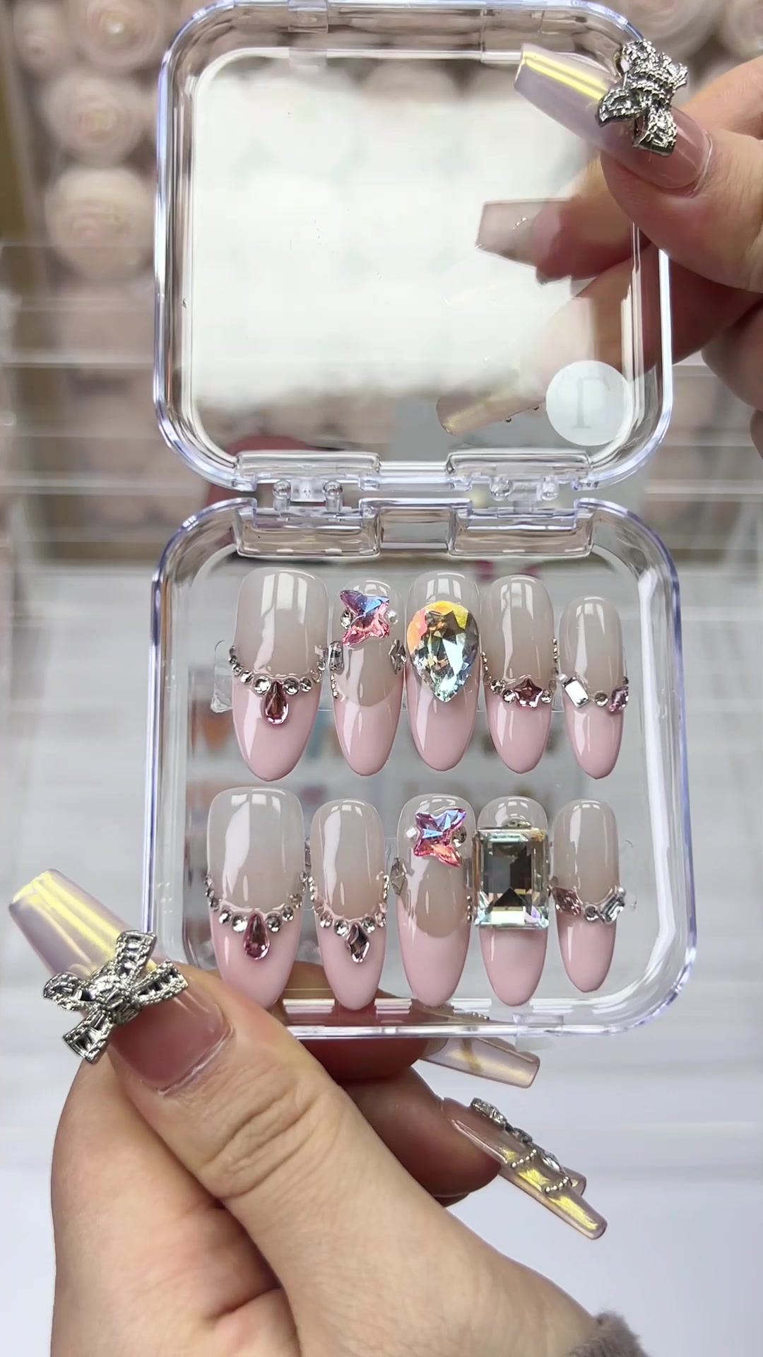 Black 🖤 or White 🤍 ? #frieren | foggy neko (@foggy.neko8)