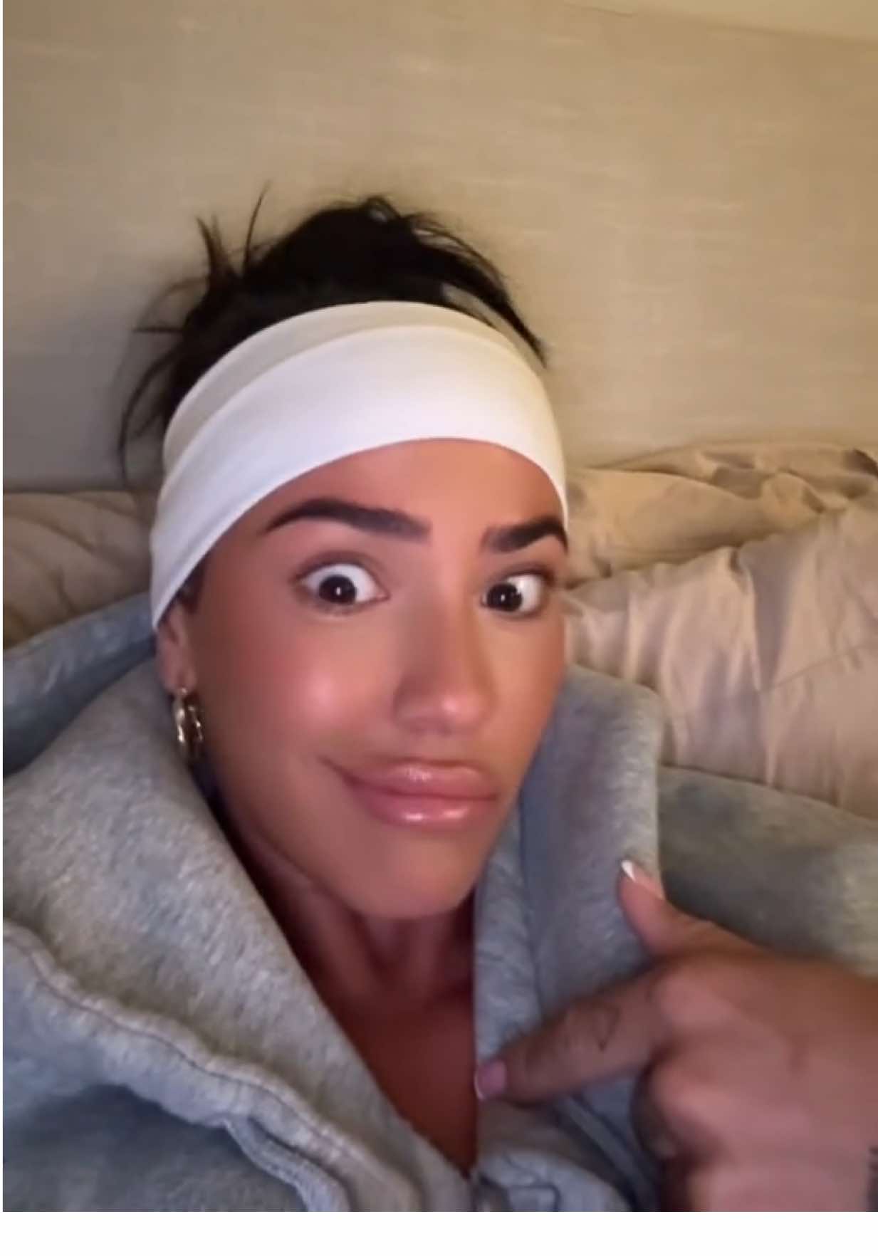 THIS INTRO WASN’T EASY😅🇧🇷 @Mia X @Cadel | Cadel and Mia (@cadelandmia)