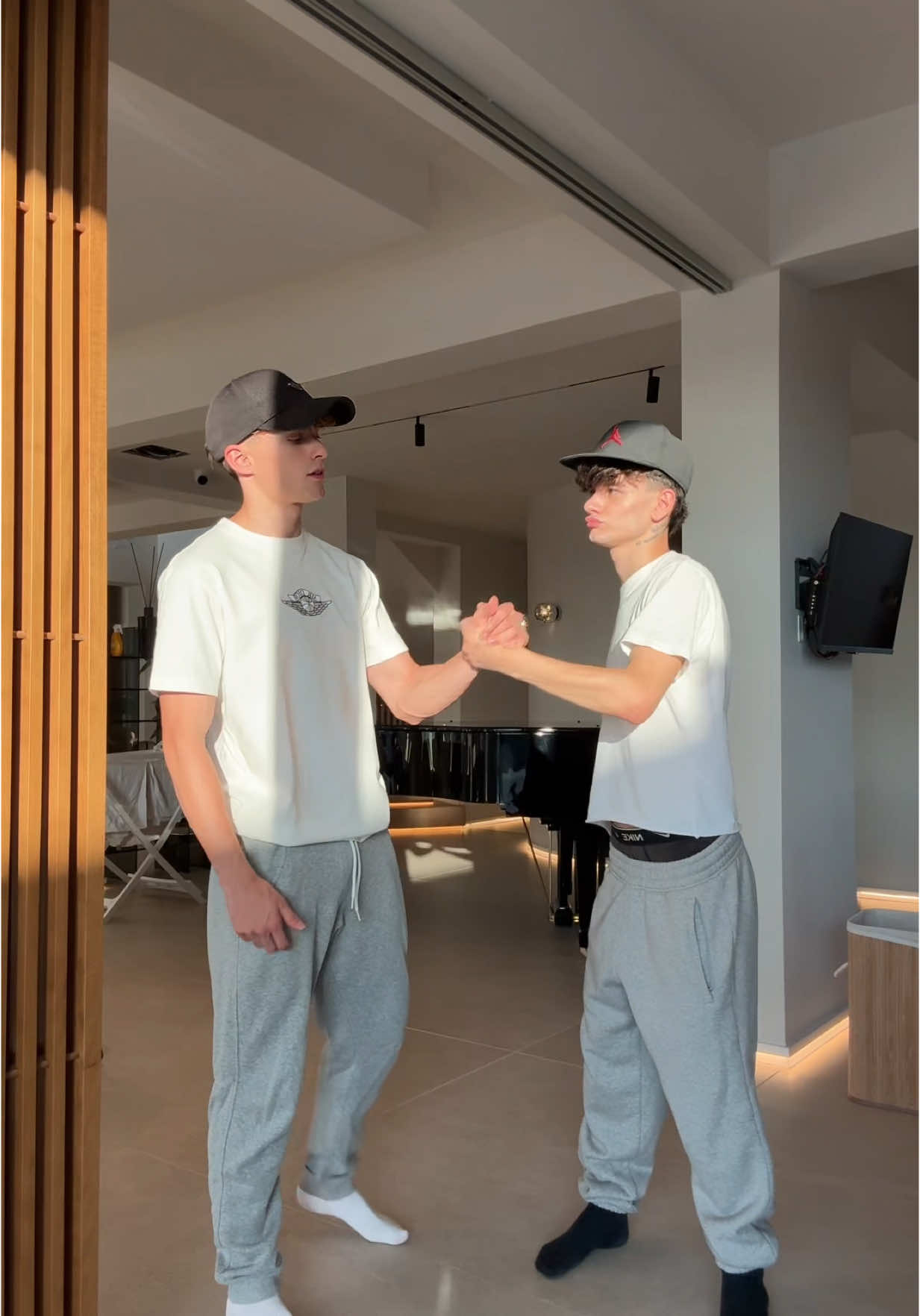 Romeo (@romeo_twi) - Urlebird