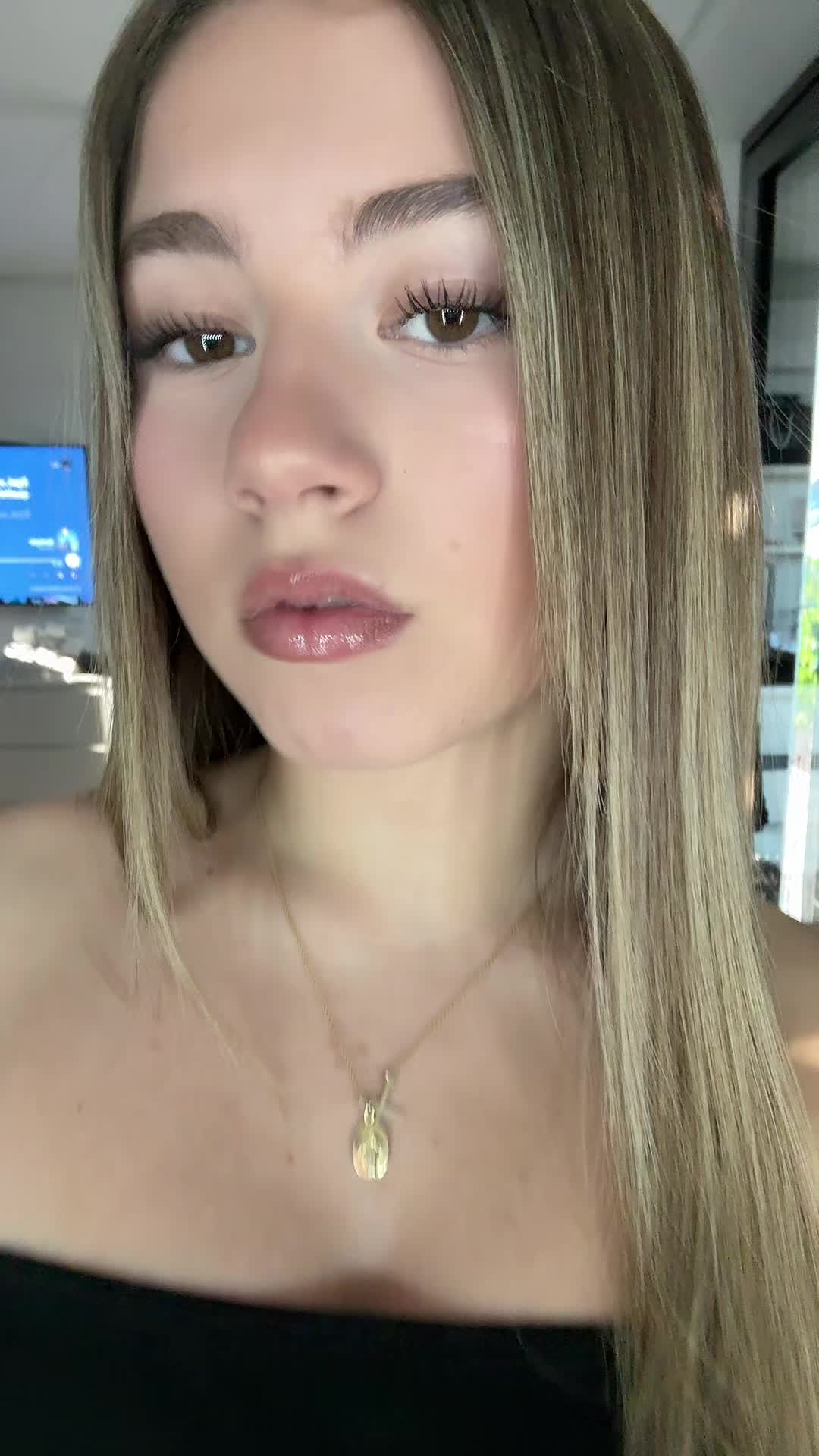 aleyna (@aleynamovezz) - Urlebird