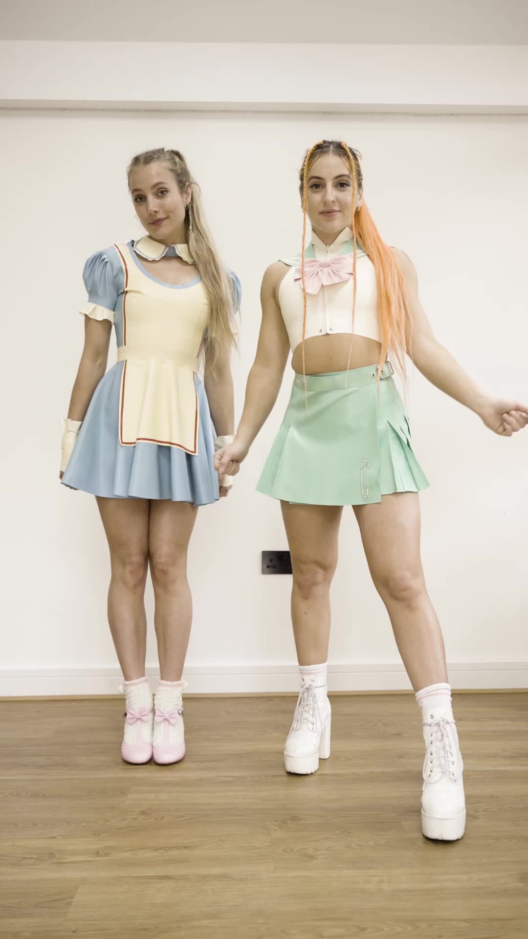 Who wore it better? | Daisy (@hoopsydaisy3.0)