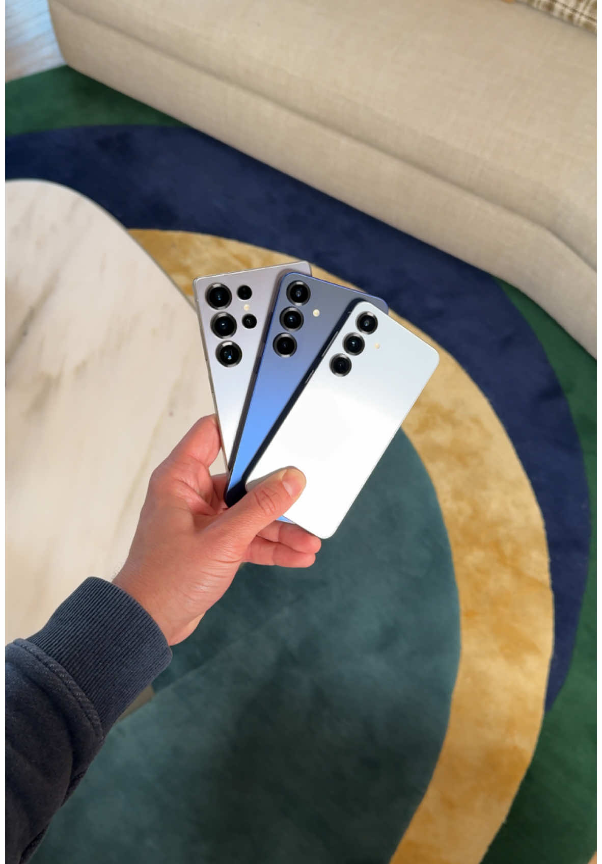 Les nouveaux Samsung Galaxy S25 sont | TheiCollection (@theicollection)