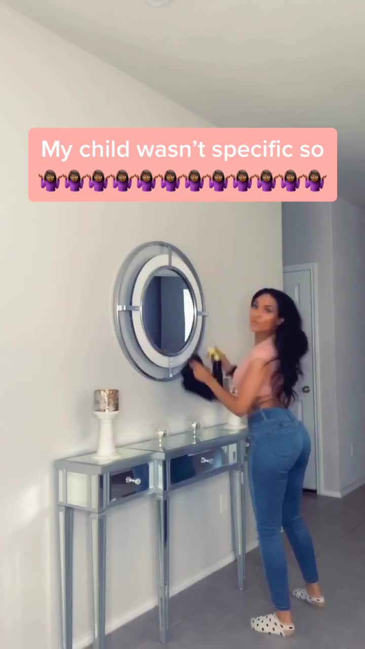 Mom drop your weapon | Eva Rivera-Ferrell (@evarf211)