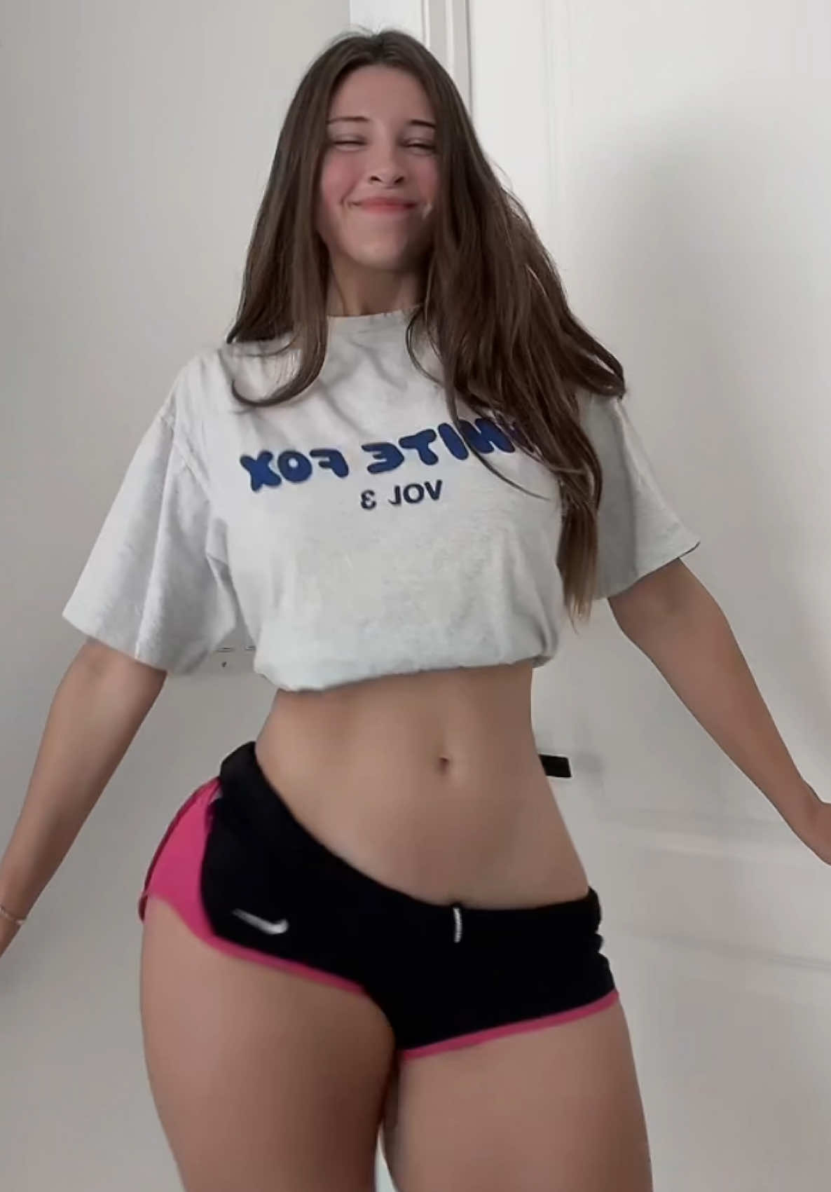 Idk happy Tuesday 👋 | sunny ray (@cyberkitty.xo)