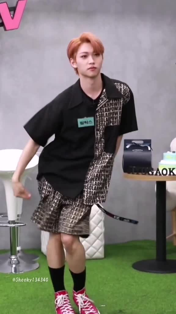Felix bailando la canción de Genoprazol | Binnie☽ (@wolfbit_)
