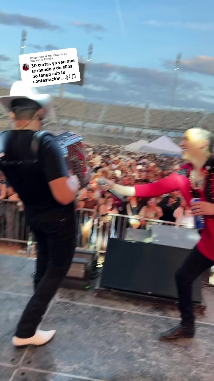 Feeling fierce in crimson and gold 🌴 | Charice (@pixel_pixie_ca)