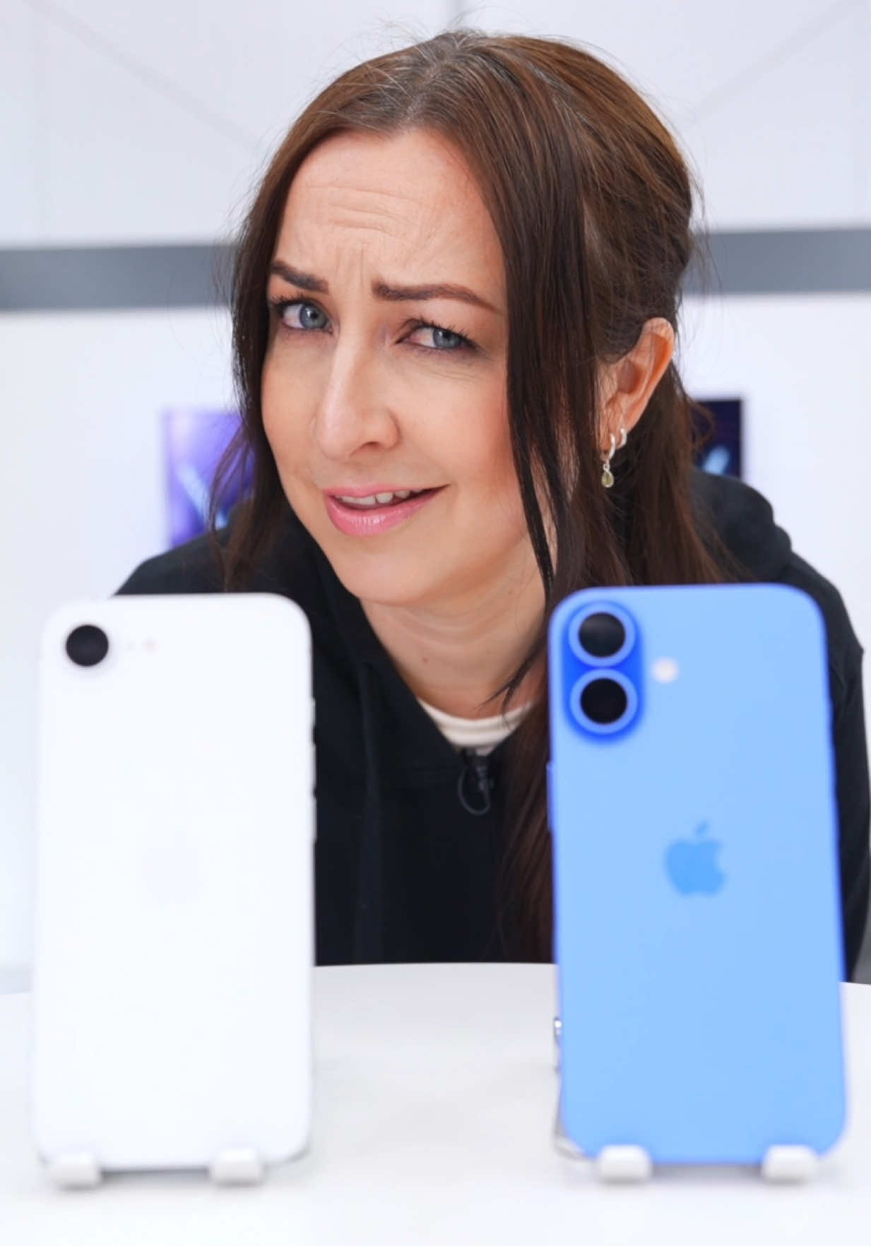 iPhone 16e VS iPhone 16 👉🏻What the HECK | Hayls World (@hayls_world)