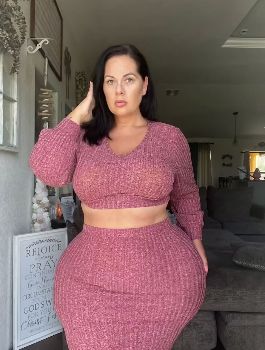 Miss Hourglass (@misshourglass2.0) - Urlebird