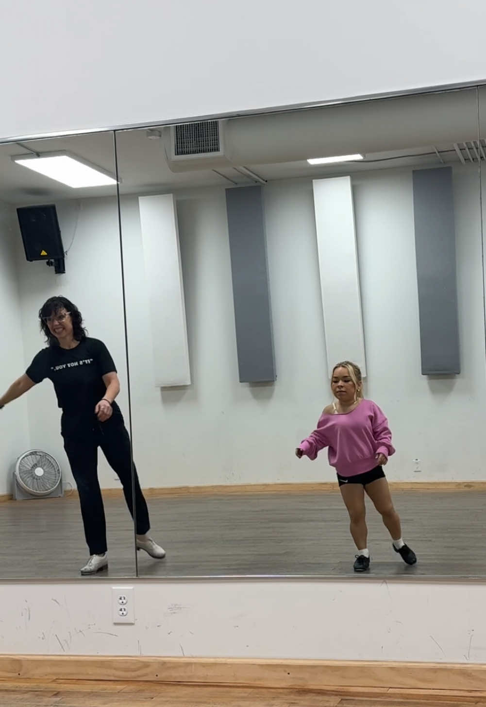 She does in fact have both hands in her | 🍵Matcha🍵 (@ctrlaltfae)