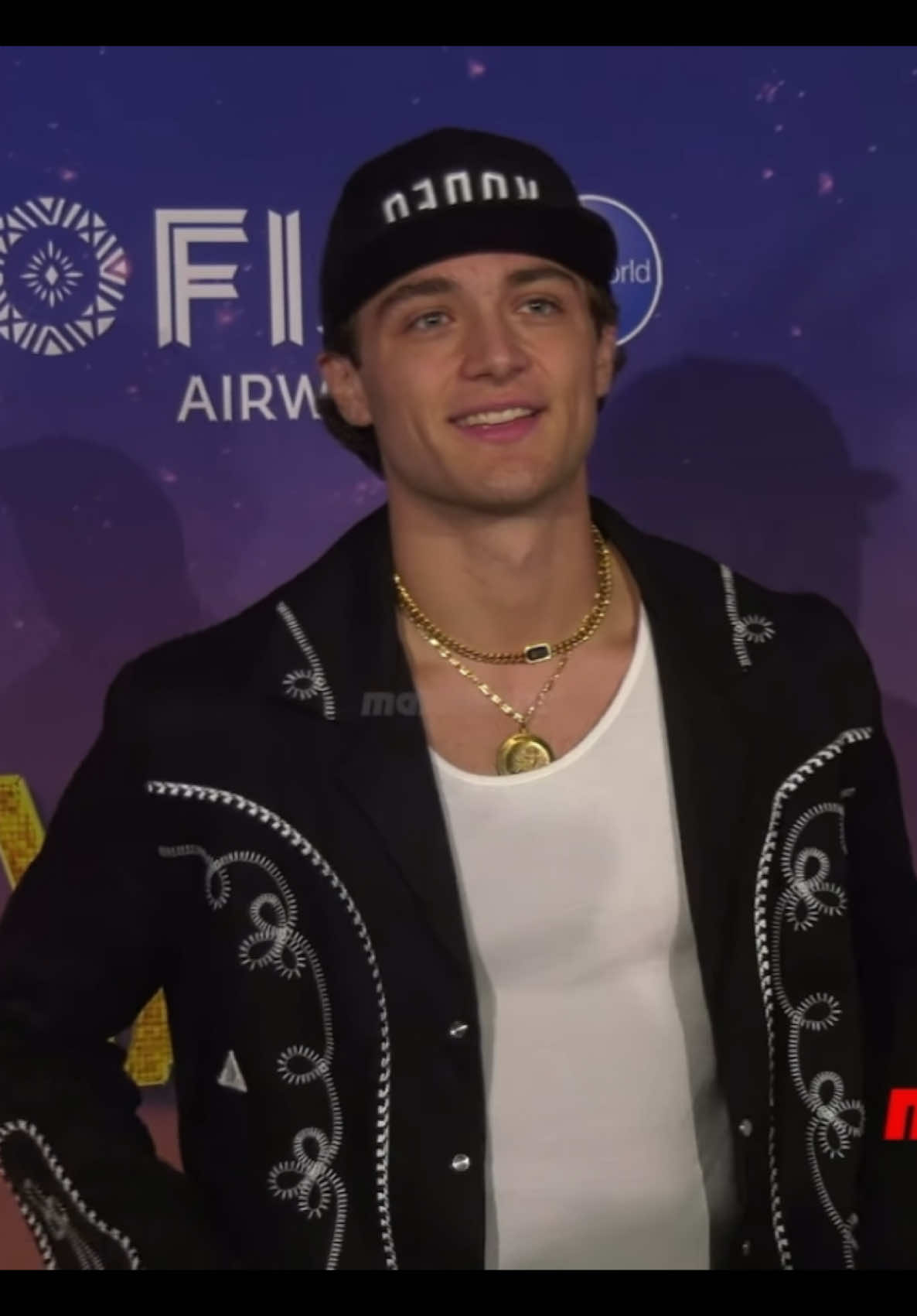 THIS INTRO WASN’T EASY😅🇧🇷 @Mia X @Cadel | Cadel and Mia (@cadelandmia)