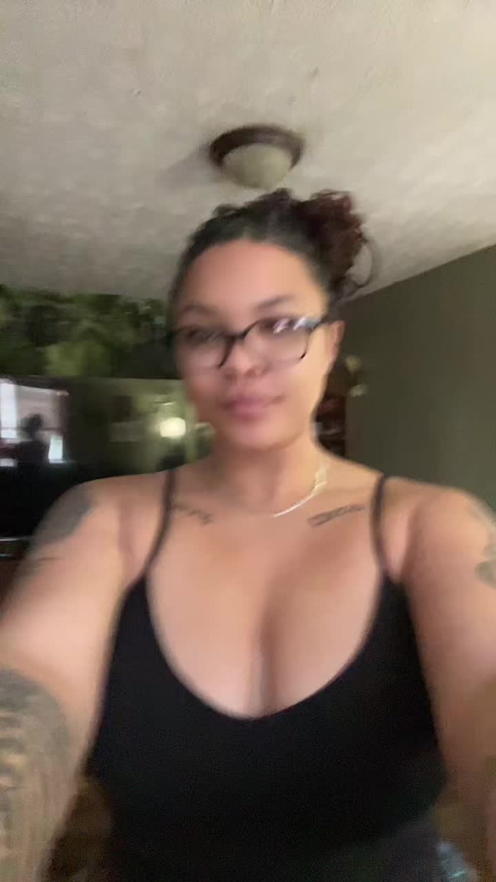 theQueen_Celine (@thequeen.celinee) - Urlebird