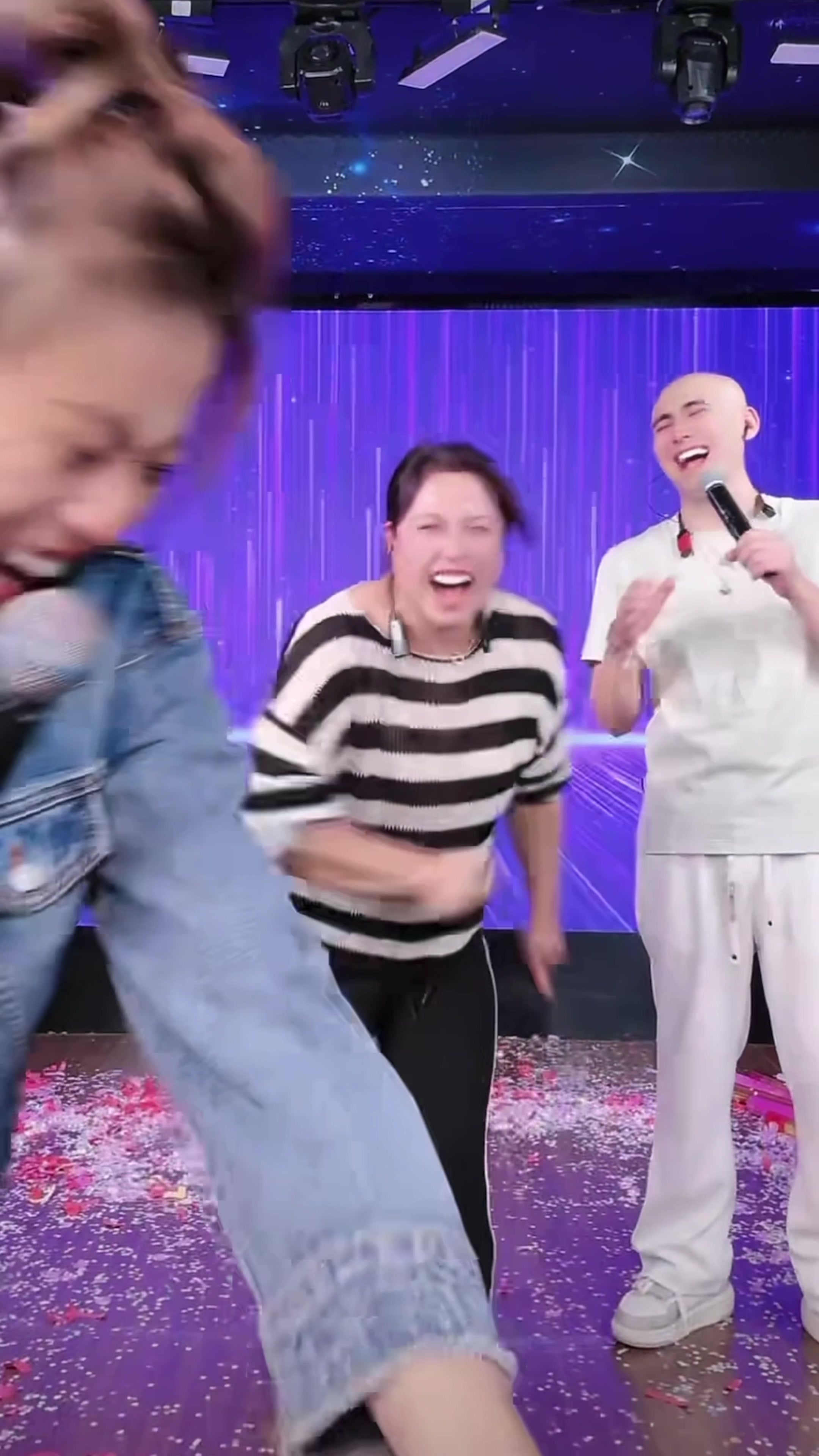 Teach mom a new dance move | Yu Tinh & Yu Lai (@julyjuly26114)