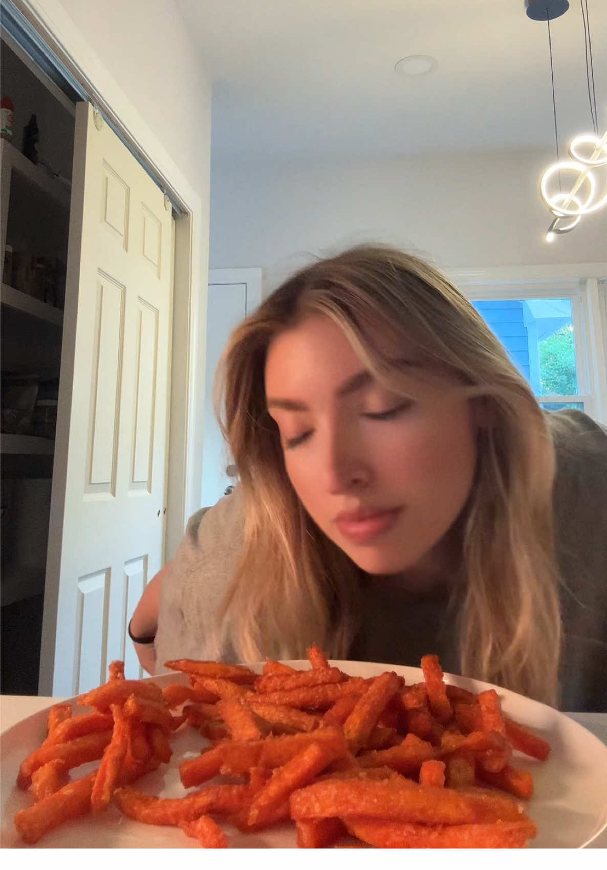 Carley (@carleycakeee) - Urlebird