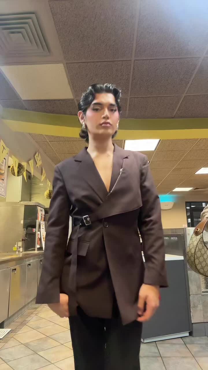 someones face on my shoulder & pink | Angel (@anggelzz2)