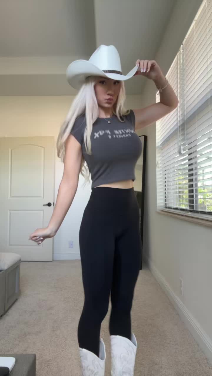 Gotta love Max Black #girl #2brokegirls | Yes (@eliza.deniz)