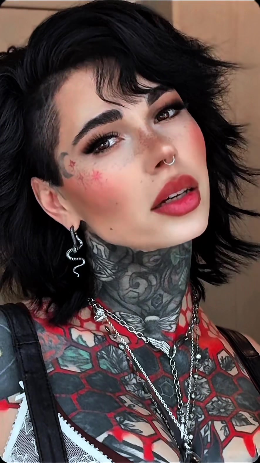 Bee (@beezzgarden) - Urlebird