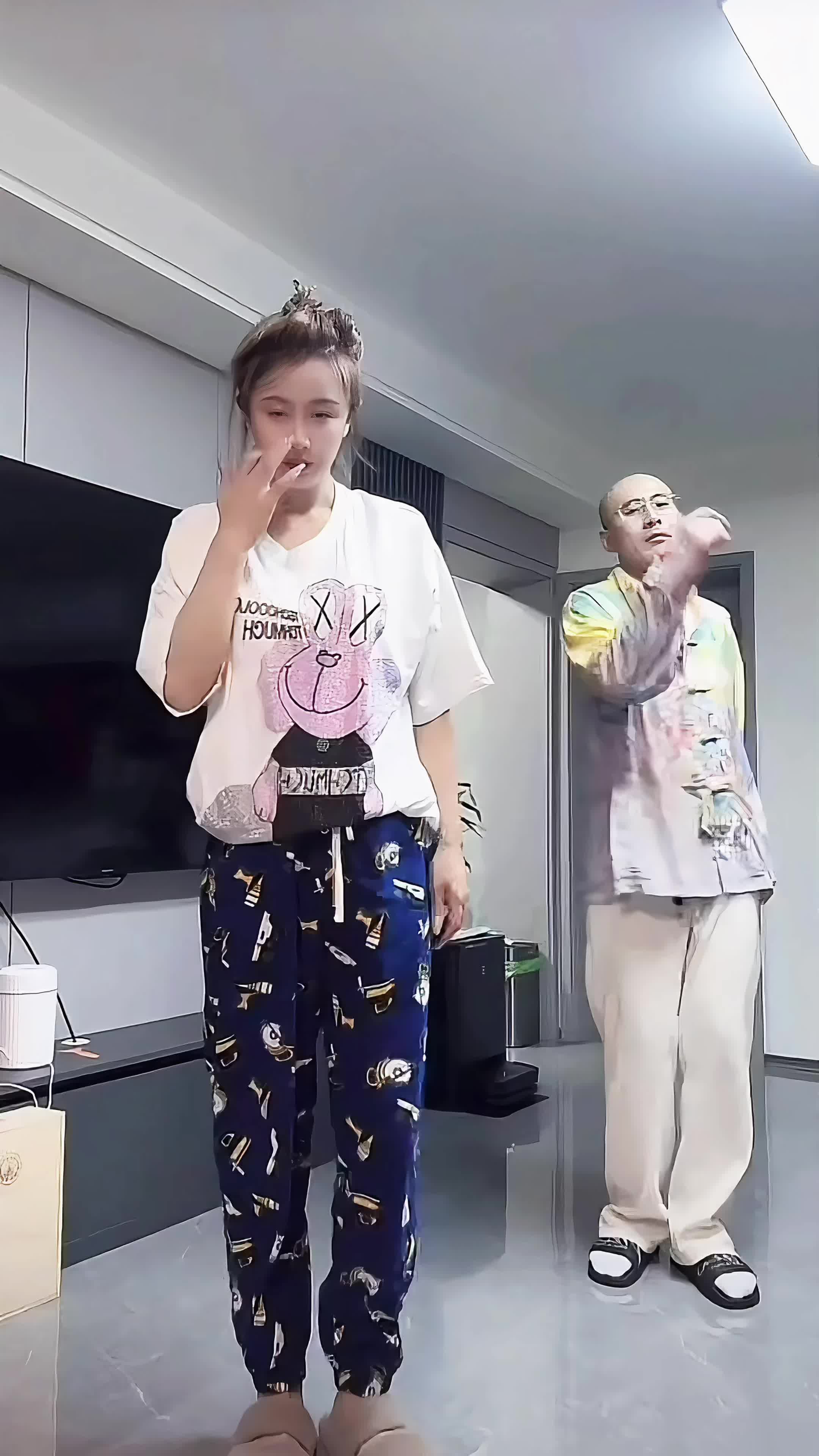 Legendary dance 😂 | Yu Tinh & Yu Lai (@julyjuly26114)