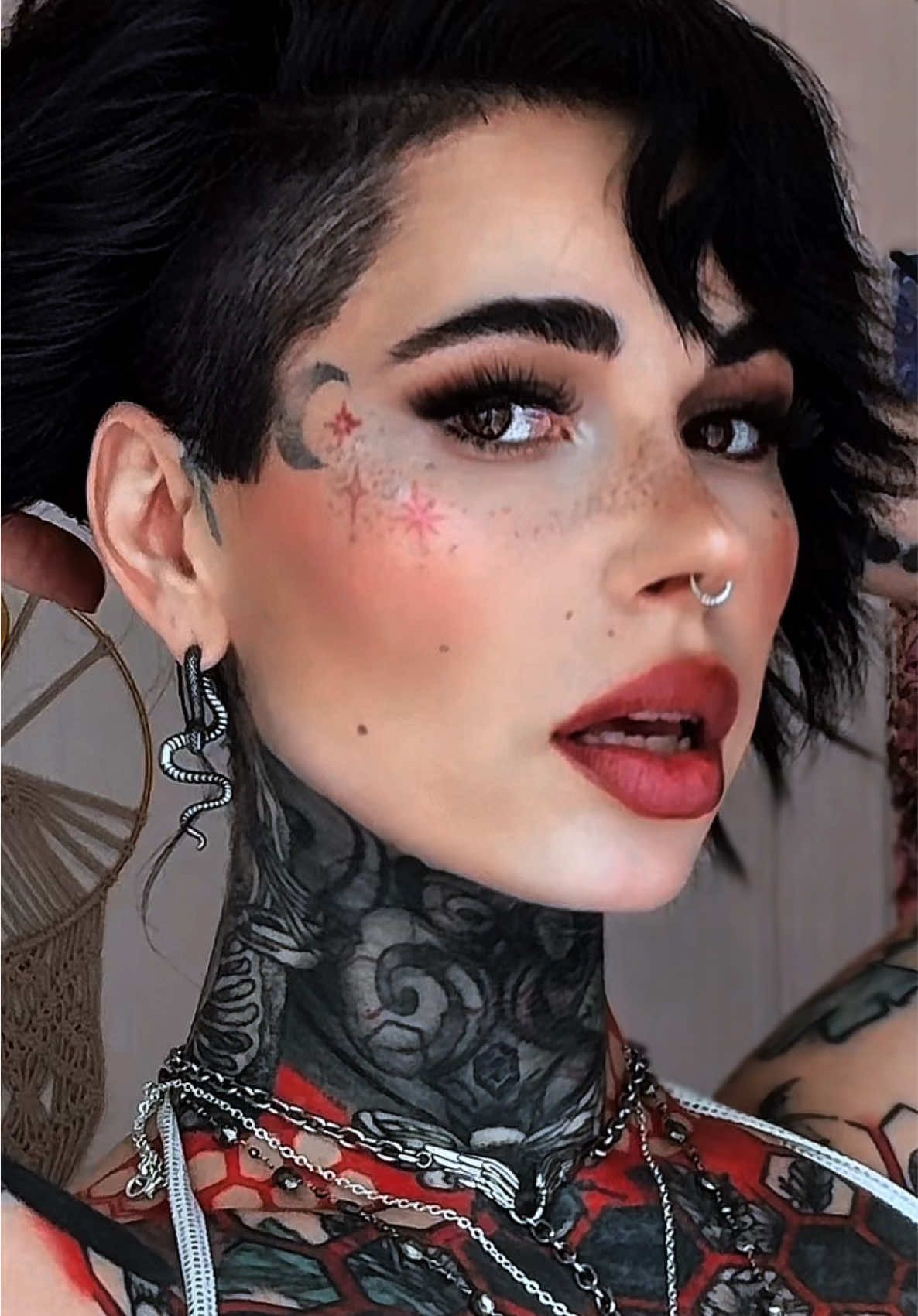 Bee (@beezzgarden) - Urlebird