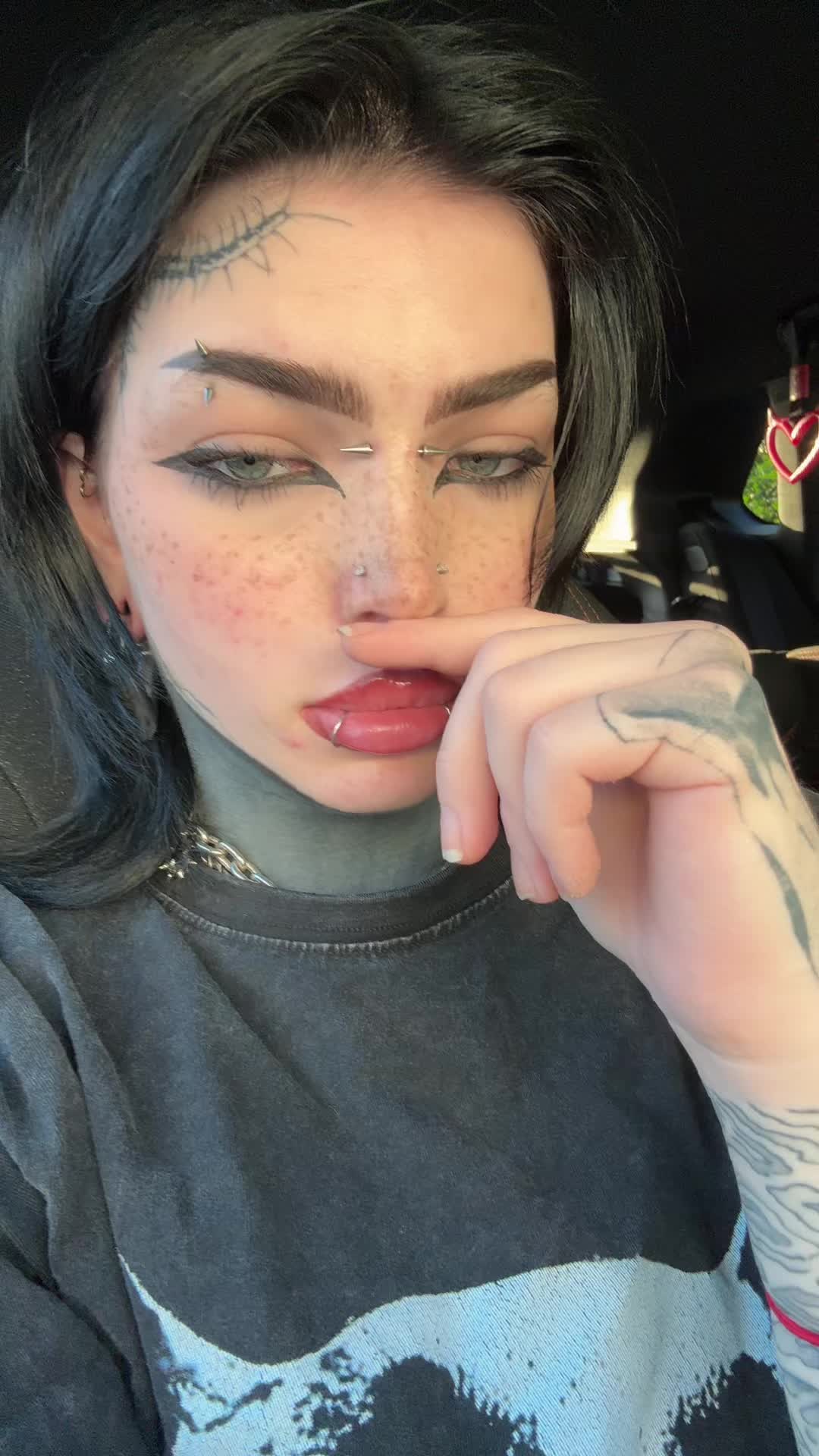 Who wore it better? | Daisy (@hoopsydaisy3.0)