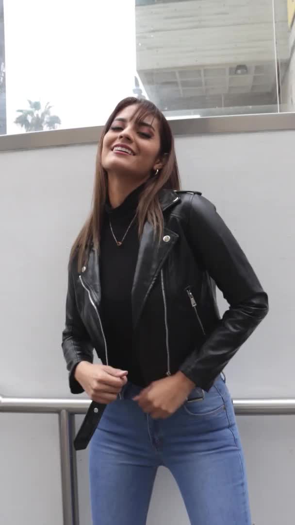 un flare que le queda bien a | KALESSY JEANS (@kalessyjeans)