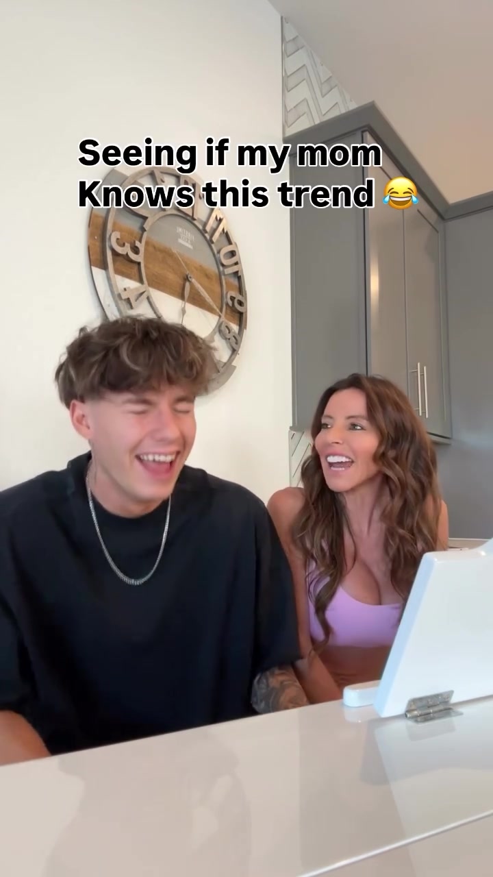 Nicki (@nickimammasol) - Urlebird