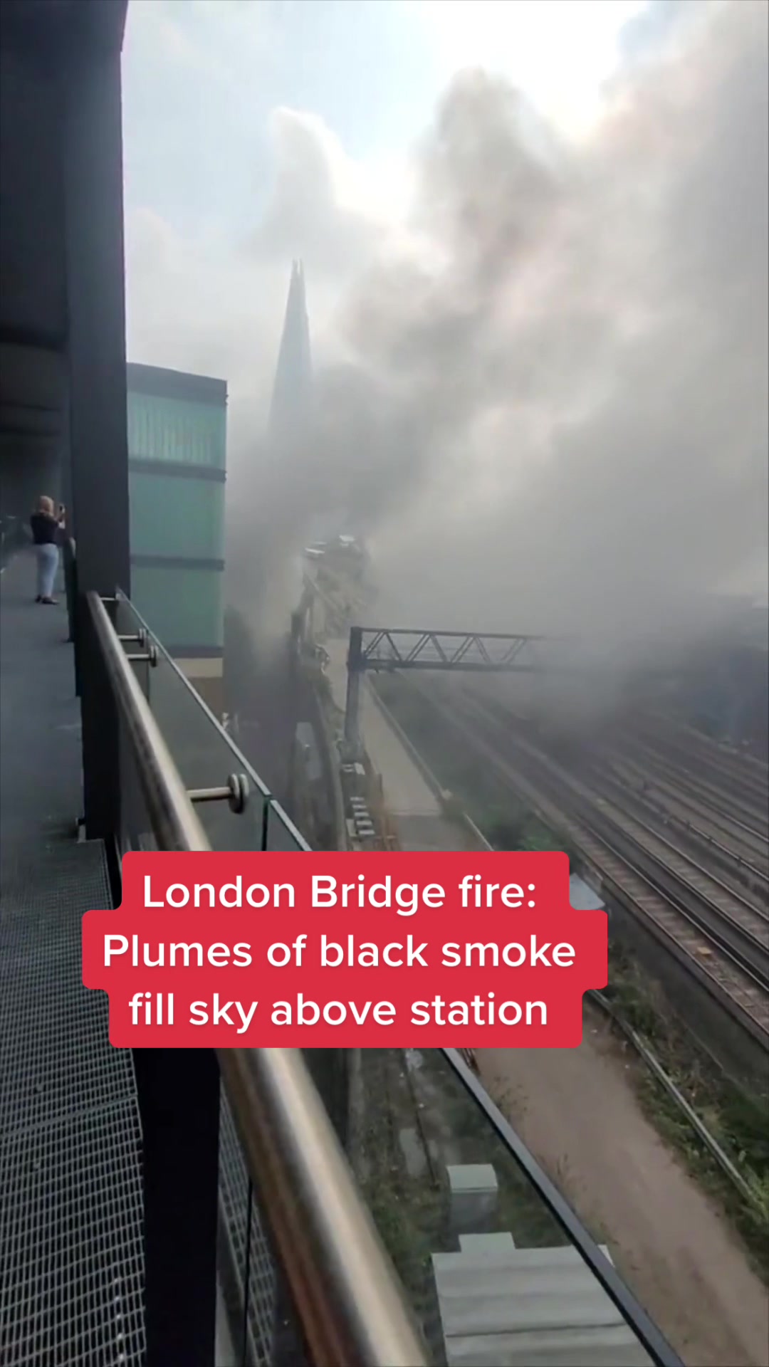 London Bridge fire: Plumes of black | Independent (@independent)
