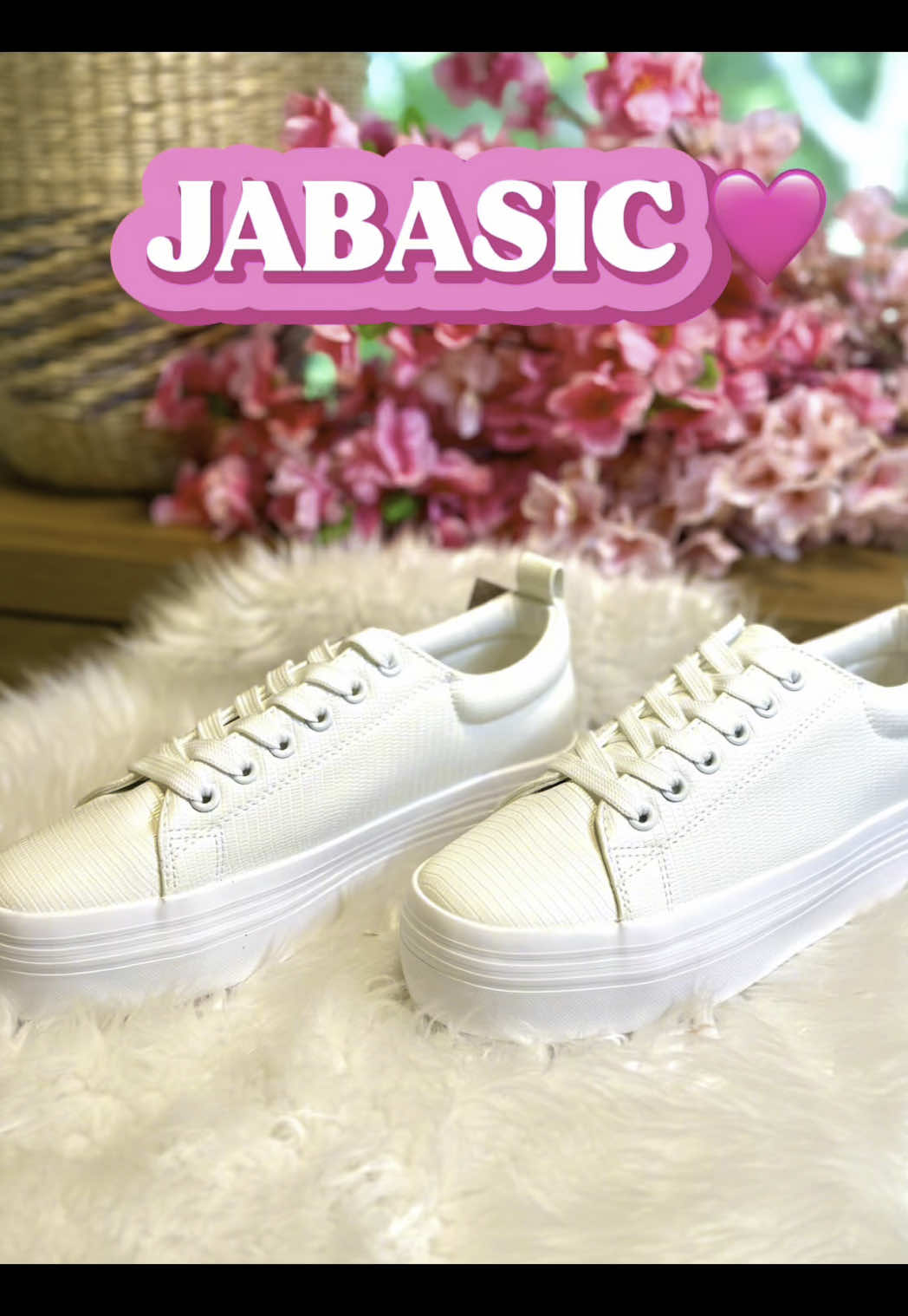 Feeding tha stray kitty that hangs out | Luna Jane (@lunaaxjaane)