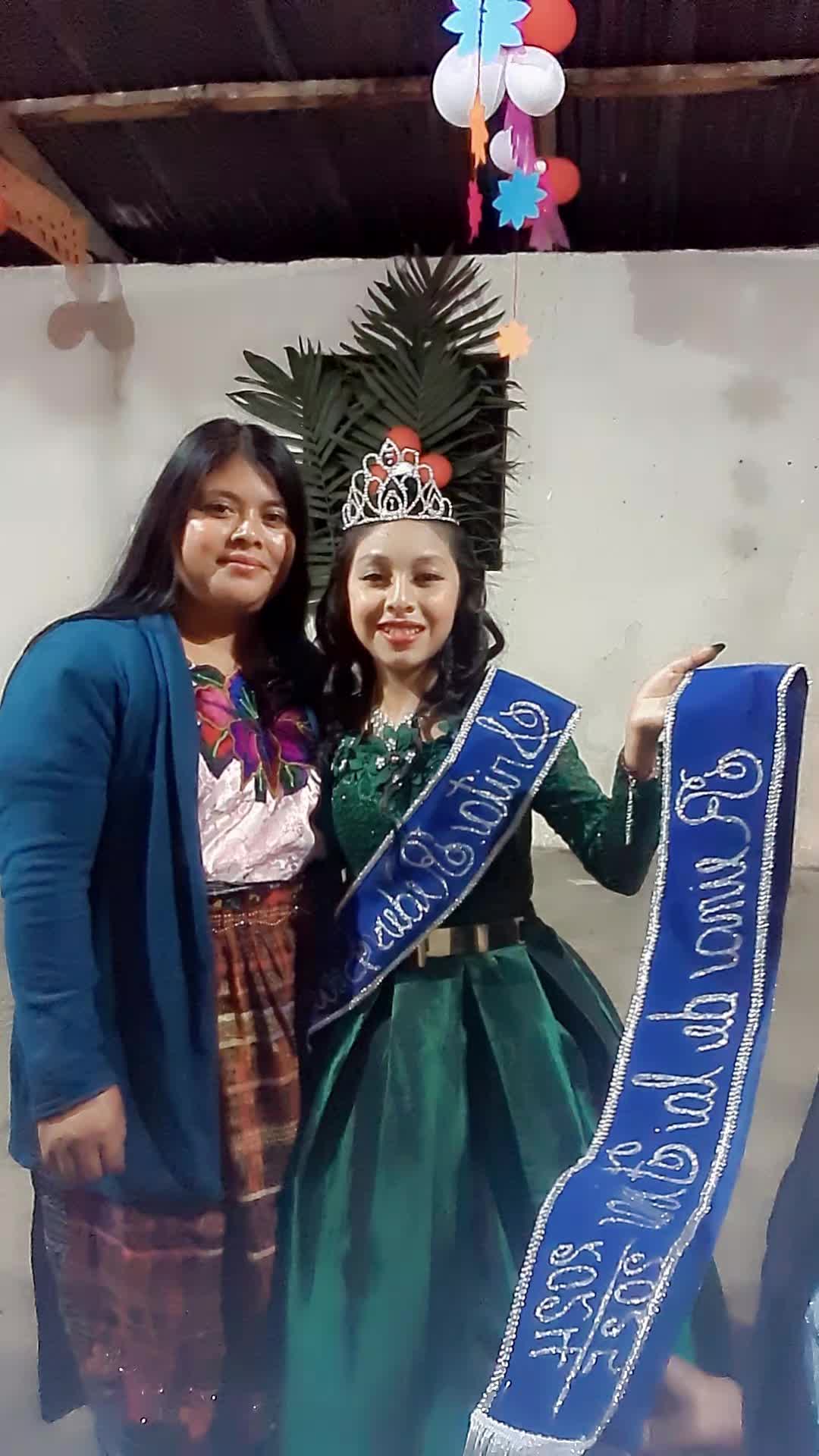 Feeling fierce in crimson and gold 🌴 | Charice (@pixel_pixie_ca)