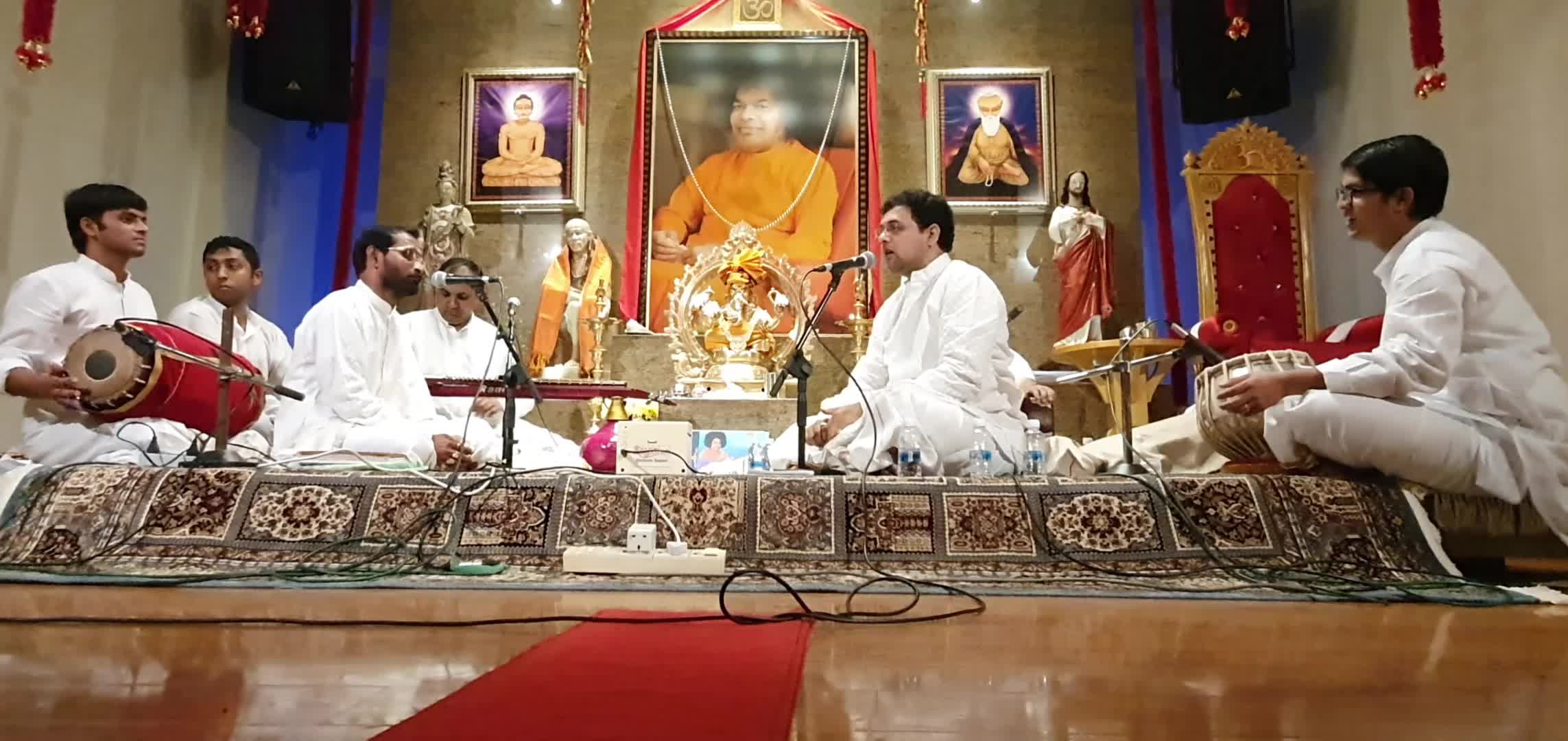 Om Jaya Jagadheesa Harey Swami Sathya | Anyatha Sharanam Nasthi ...
