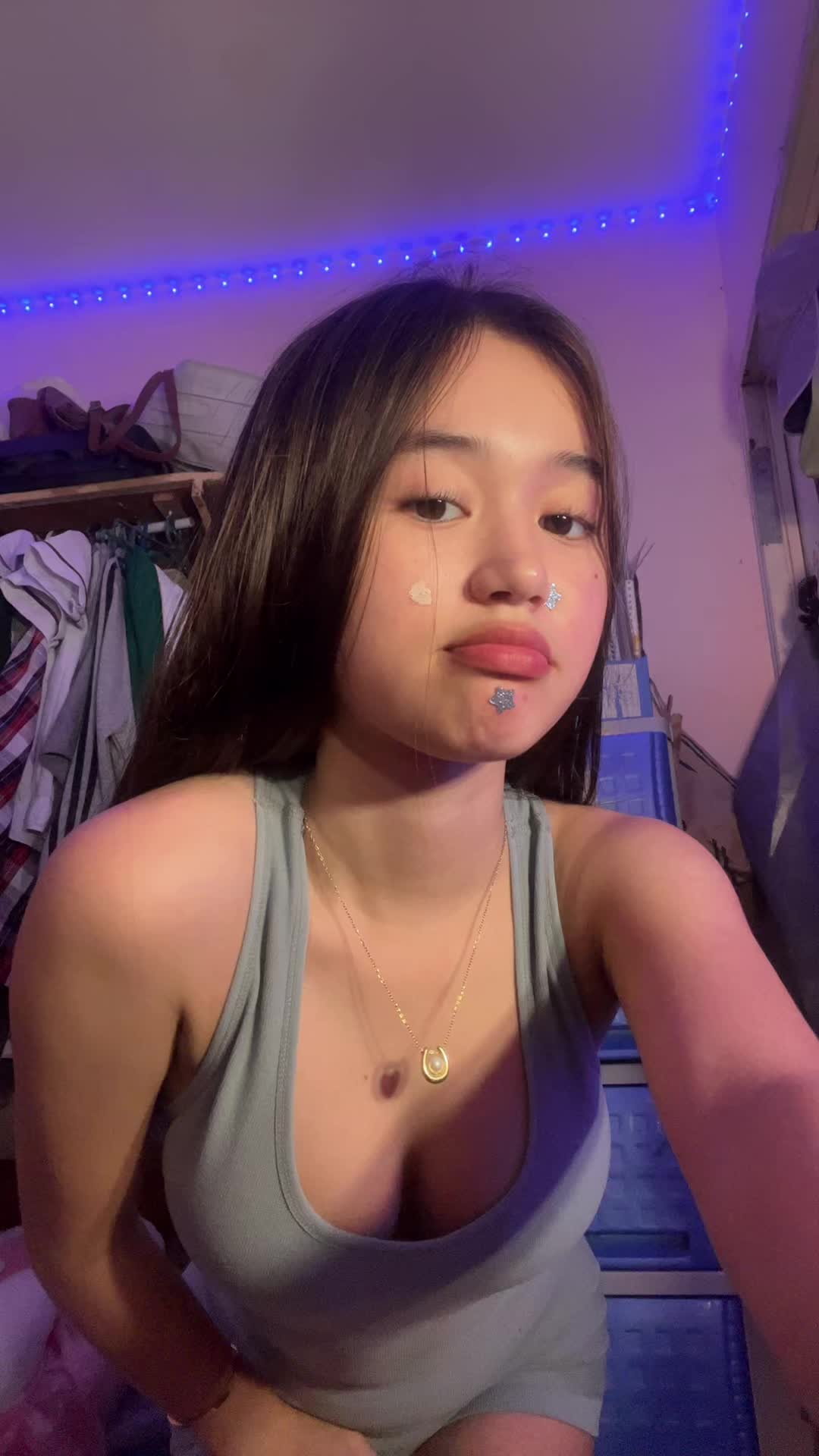 chichi (@chieezzeey) - Urlebird