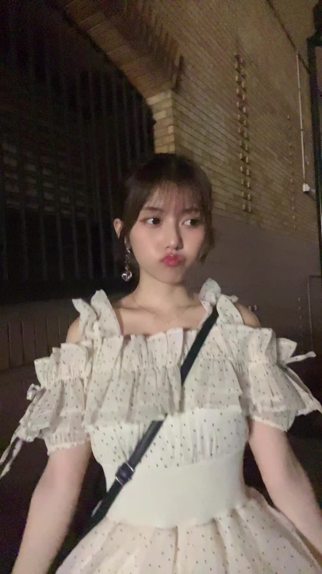 どこでも寝れちゃうタイプです💭💤 #AMEFURASSHI #鈴木萌花 | 鈴木萌花 (@suzuki_moeka_official)