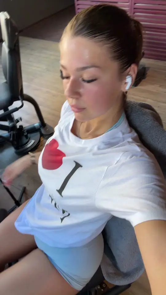 Xenia 🩵 (@xeniahelenaa) - Urlebird