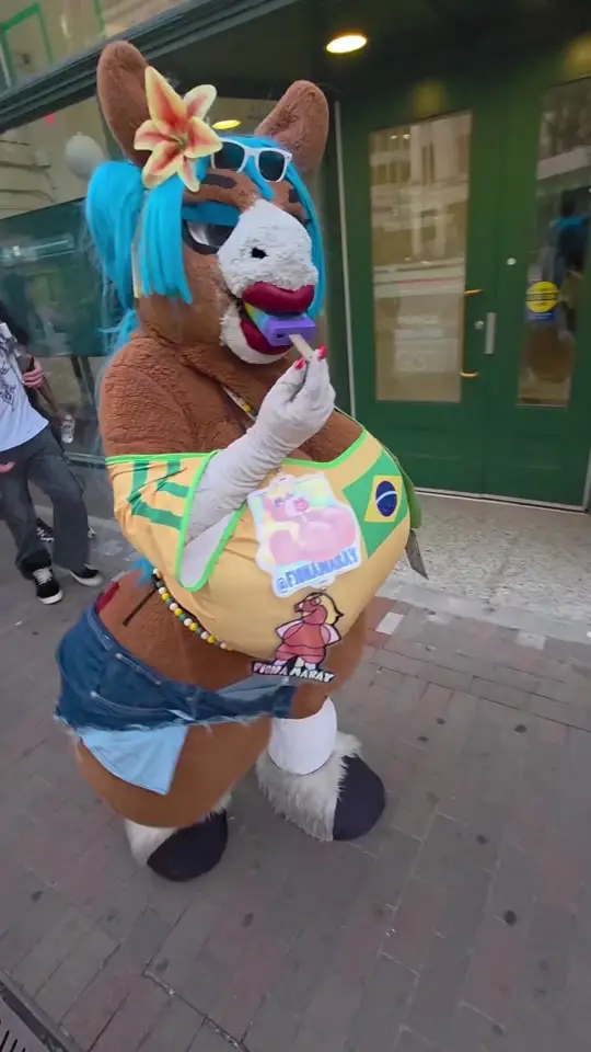 Taking a stroll to Pizza | Fiona Maray (@fionamaray)