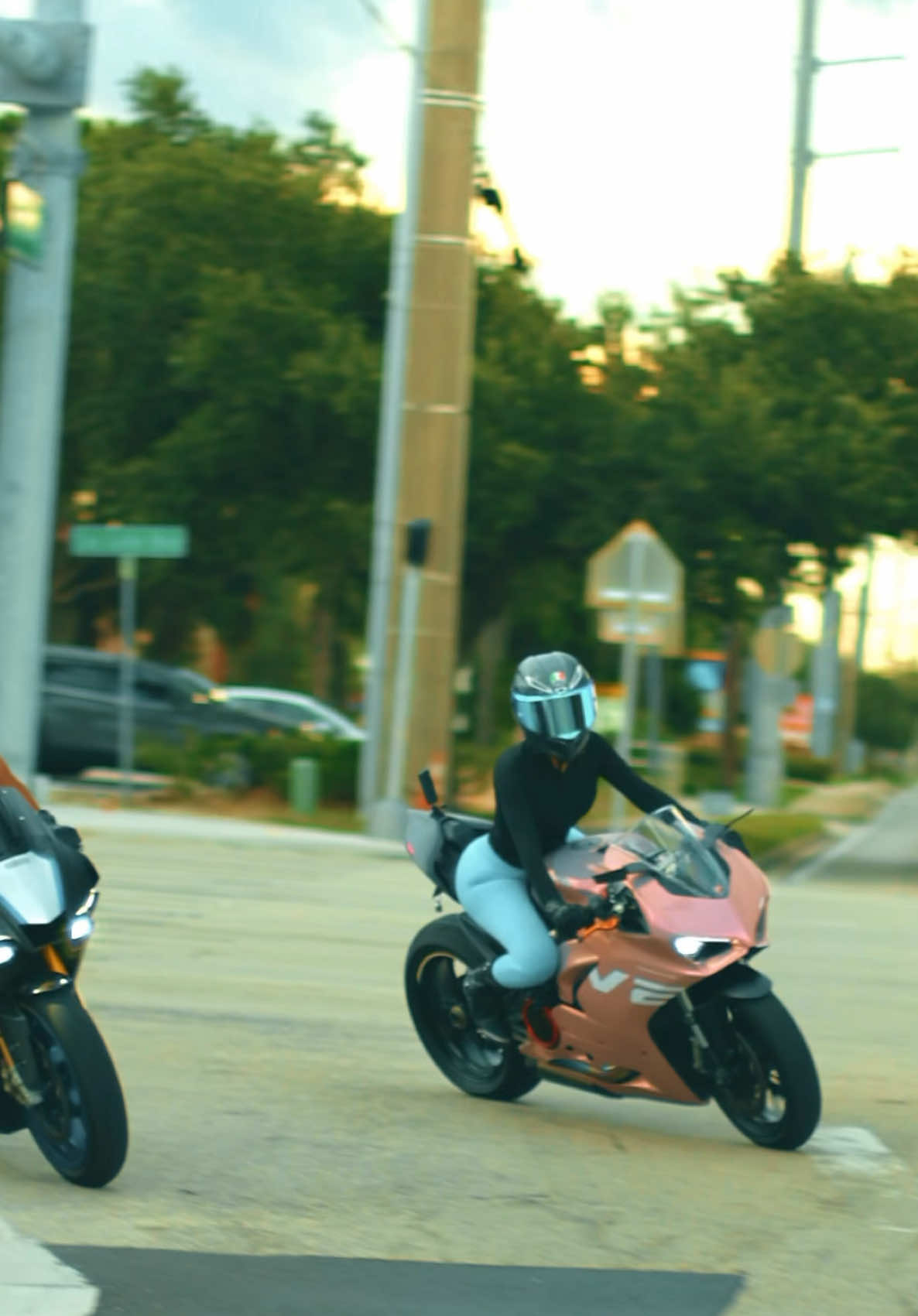 lunaxrides (@lunaxrides) - Urlebird