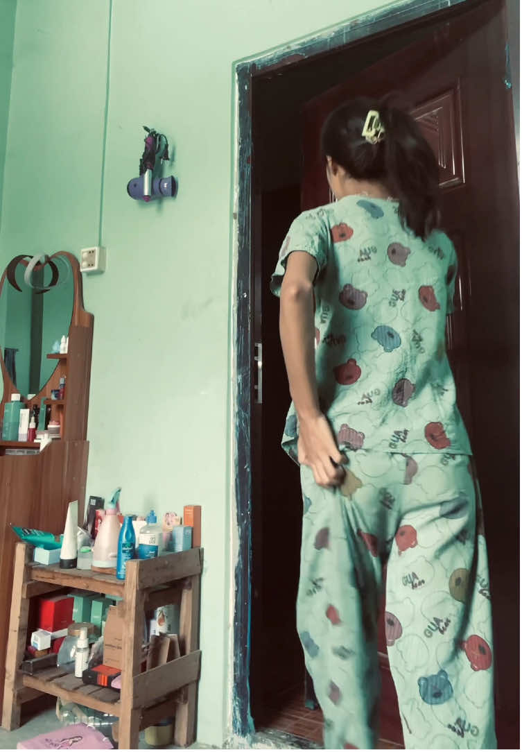 ဒေါ်မိုးဖြုတ်နေတာ🤣#puplic #onthisday | April Moe (@april_moe0)