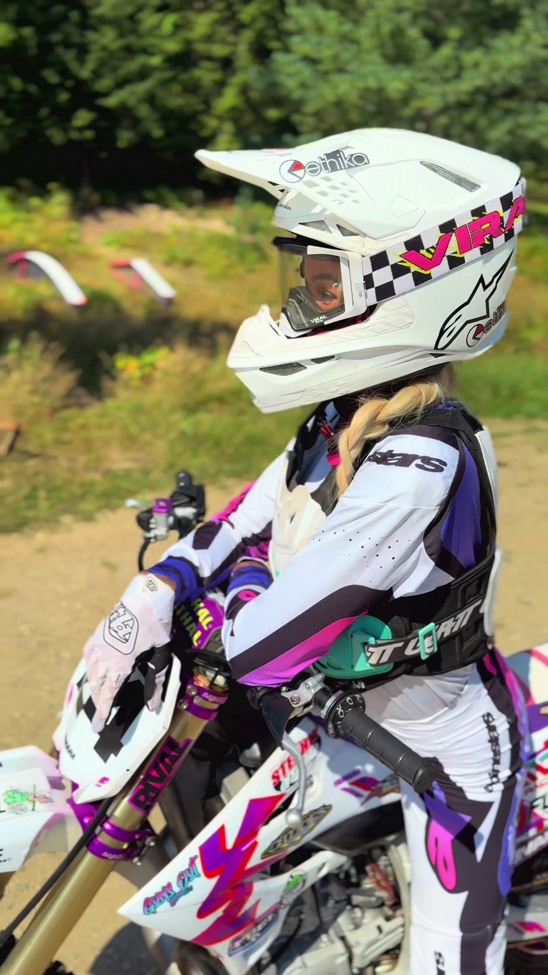 Yana Roney (@powderfluffgurl) - Urlebird