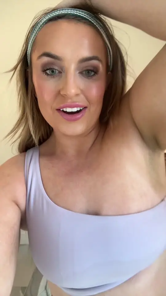 Not to expose myself as a big armed | Alle Brean (@influencedqueens)