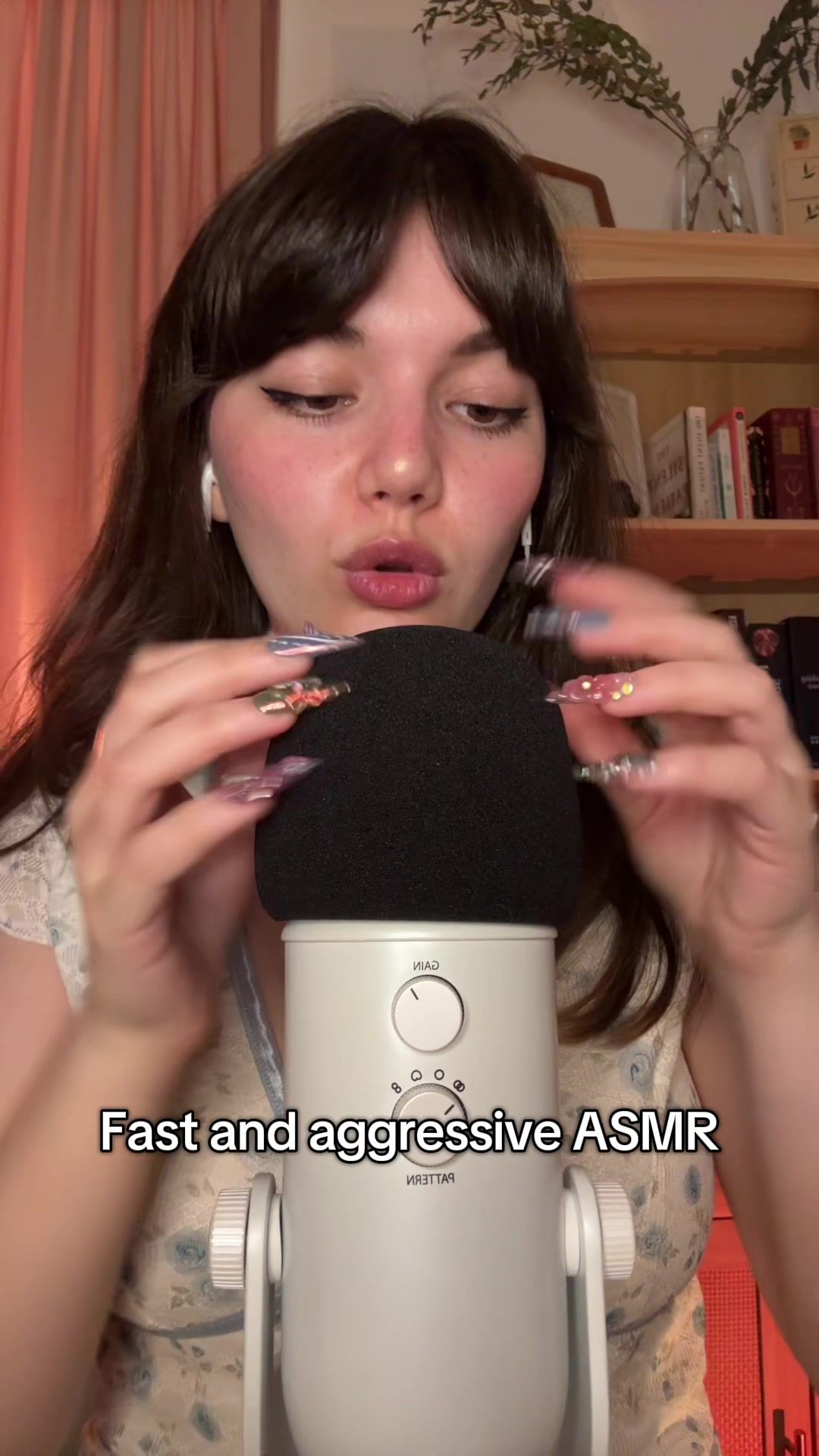 Jules ASMR (@julesasmr8) - Urlebird