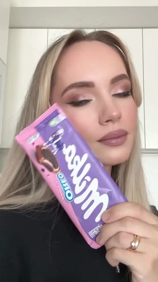 Eating Milka Oreo Strawberry #mukbangs | Nice Eyes Baby (@niceeyesbaby)