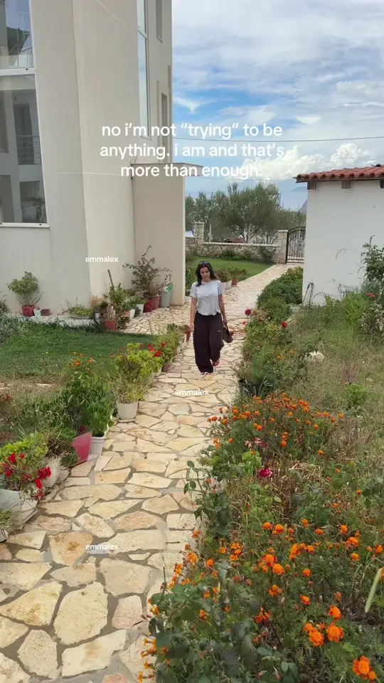 Emma Lex (@emmatsgirl) - Urlebird