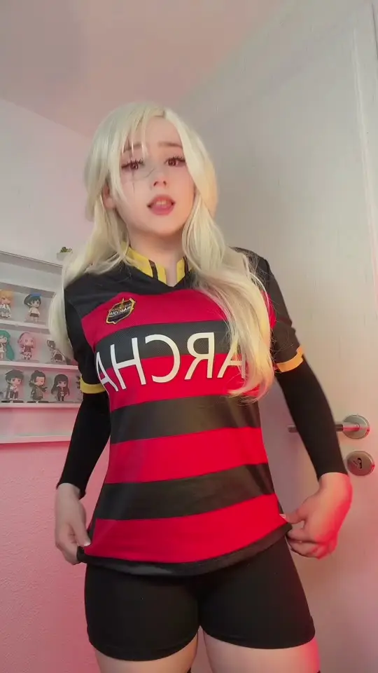 twitch.tv/upminaa (@upminaa.cos) - Urlebird