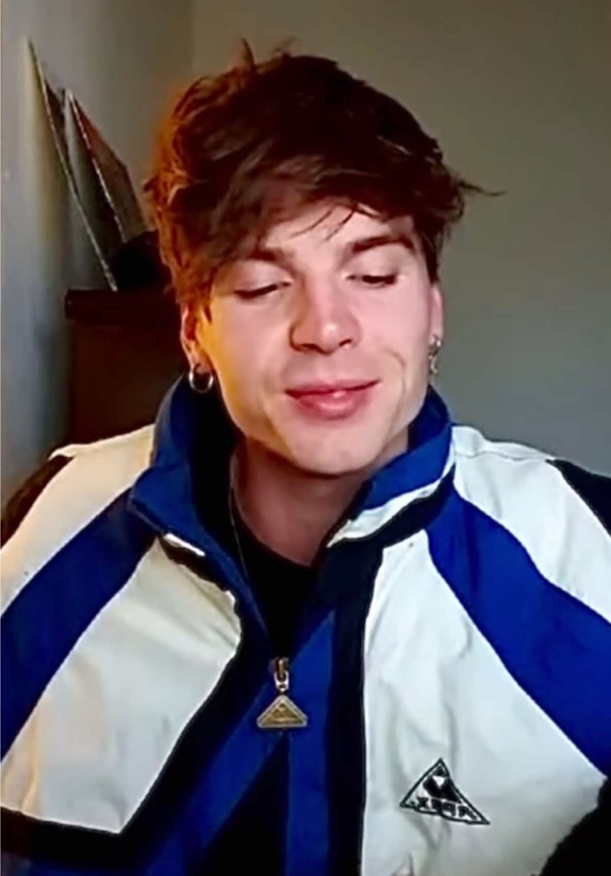 cries in wide rib cage | Hannah (@8unnyy)