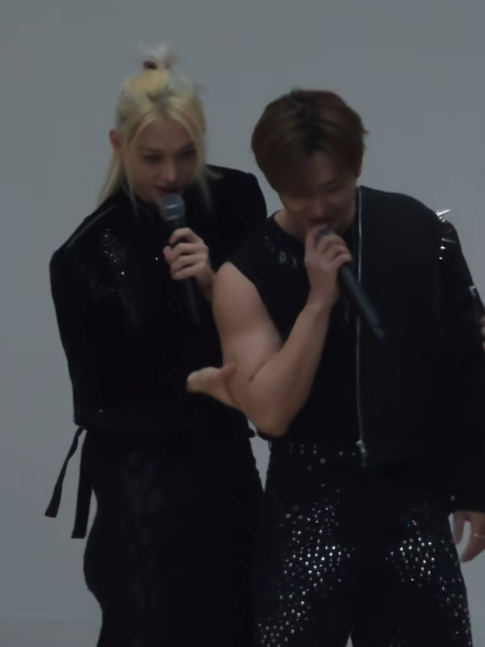 221125 Muscles lover Lee Felix 🫠🫠🫠 | deelix (@yong.deelix)