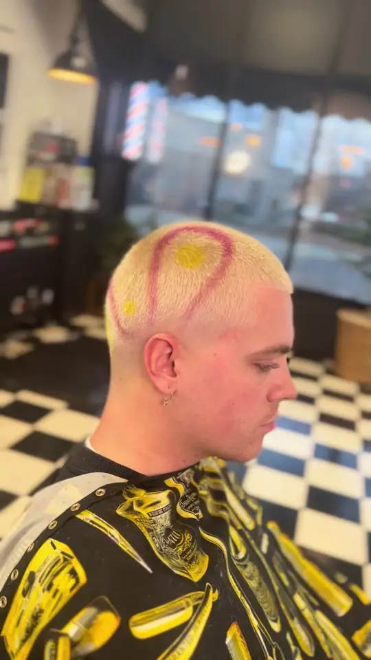 Low fade w/ hair design dye. (Not me) | Alx’ (@alexsndz)