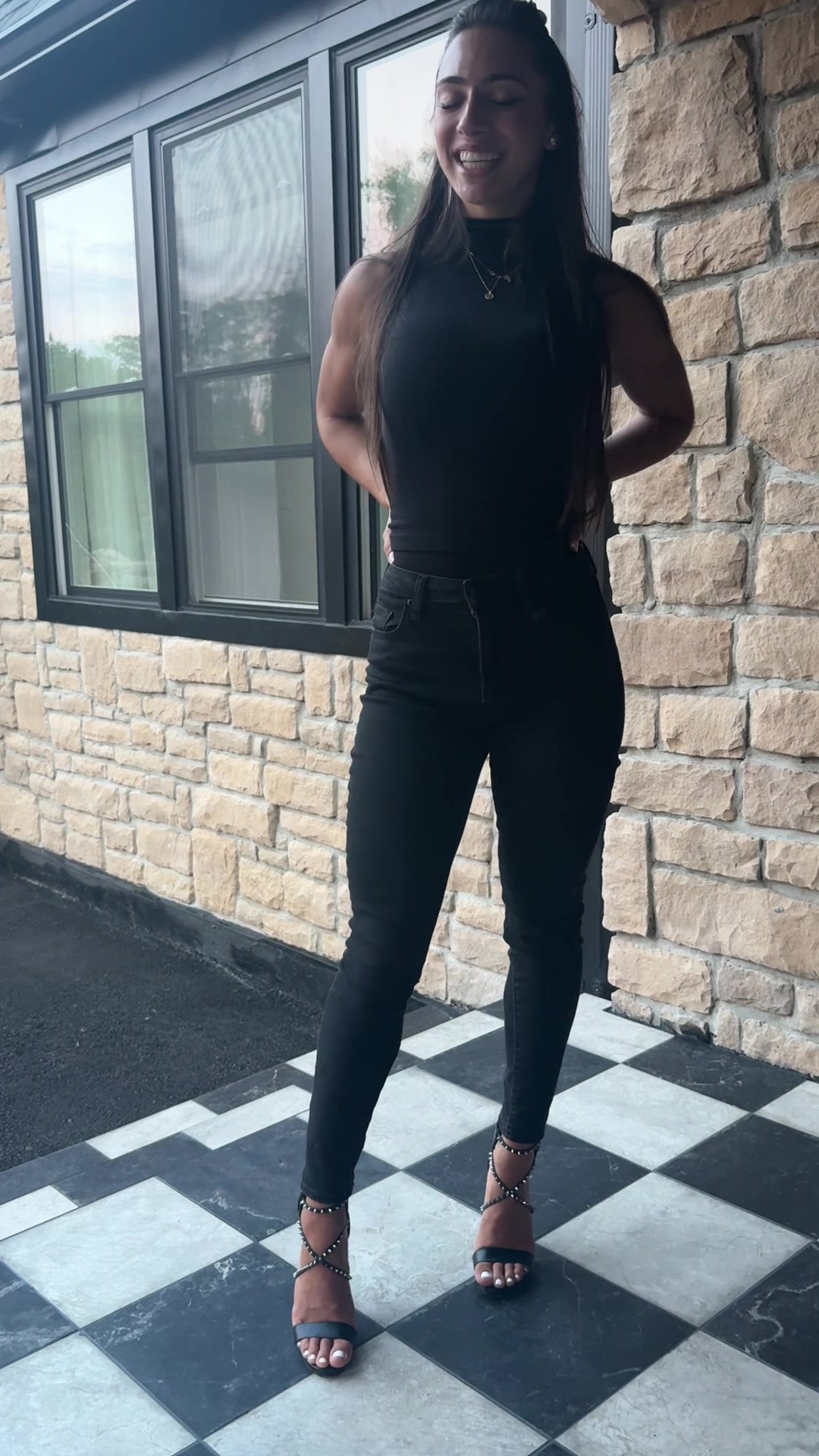 Maria Polychronis (@mariaebbbzzz) - Urlebird